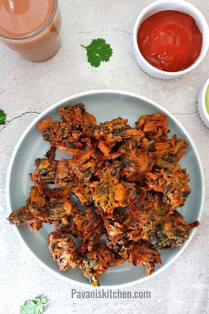 Palak Pakoda(Spinach Pakora) - Pavanis Kitchen